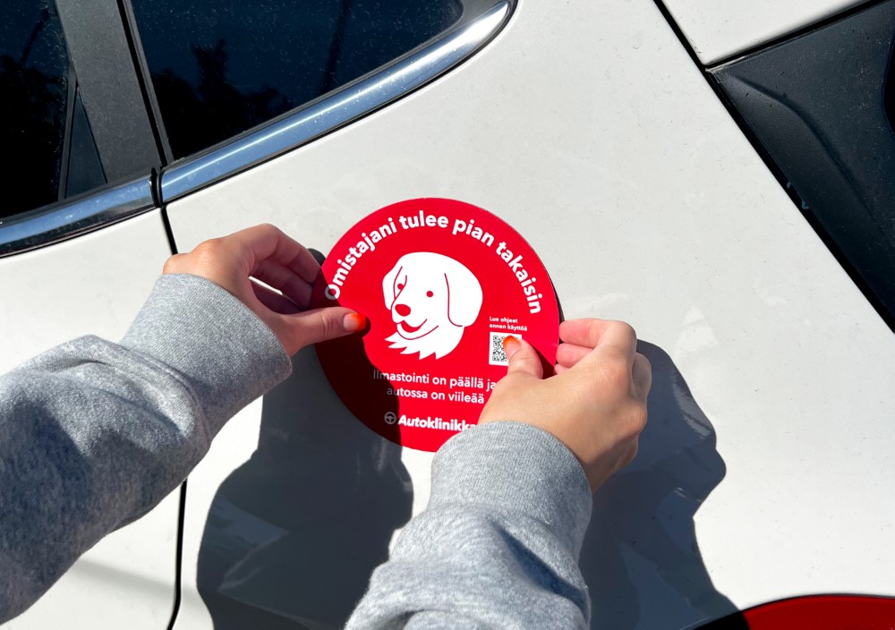 Lemmikki autossa ja ilmastointi päällä — kerro siitä uudella tarralla ...