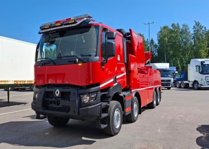 Suomeen tullut Renault Trucks K 520 8x8 -jokapyörävetoinen raskas ...