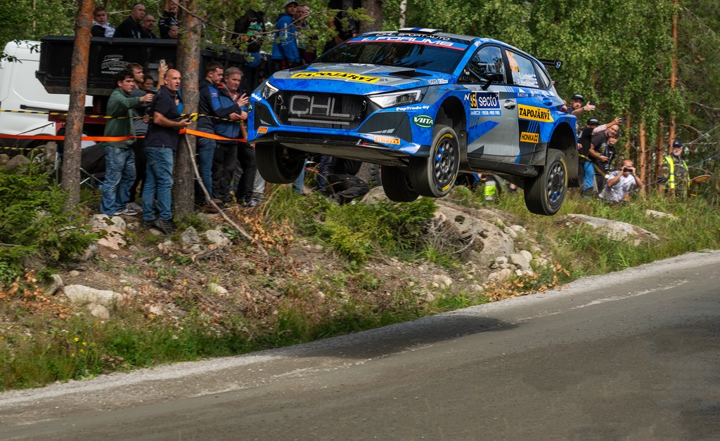 WRC: Emil Lindholmin Suomen MM-ralli päättyi päin puuta - Autotoday