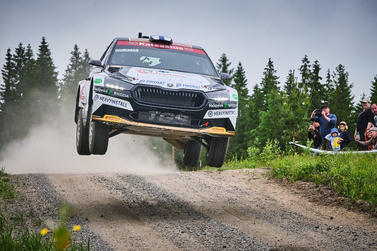 Mikko Heikkilä palkintopallille Jyväskylän SM-rallissa - Autotoday